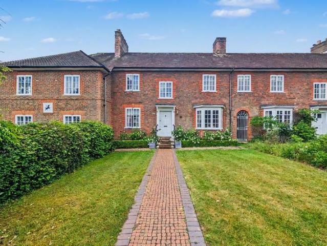 4 Bedroom Terraced House