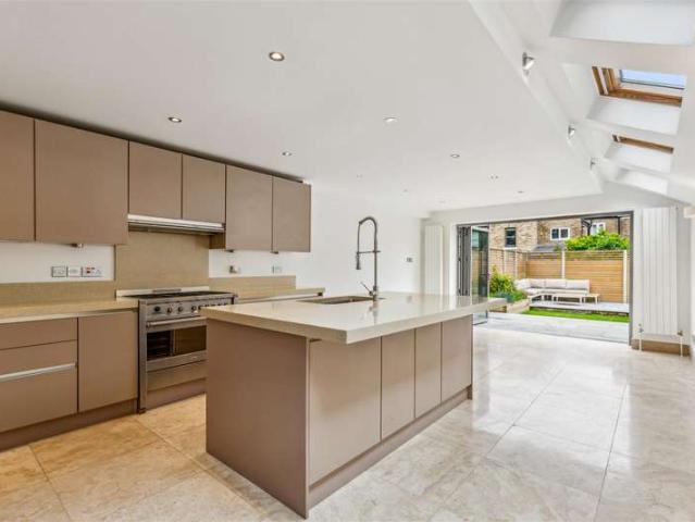 4 Bedroom Terraced House