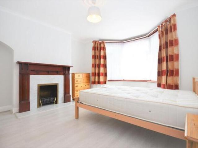 4 bedroom terraced house for rent in Court Way, Acton W3 0PZ, W3