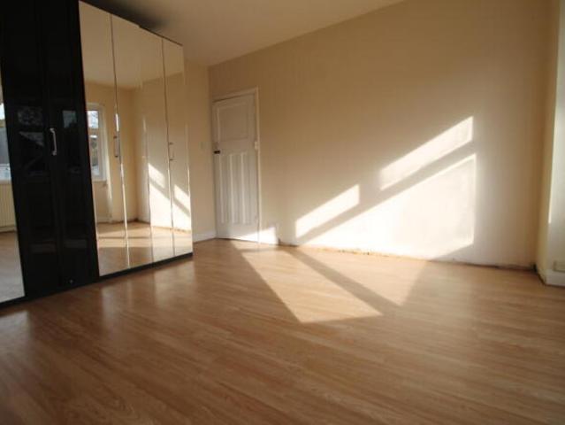 4 bedroom terraced house for rent in Connaught Road SM1