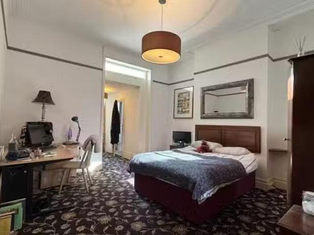 4 bedroom terraced house for rent in Coronation Road, Southvil.