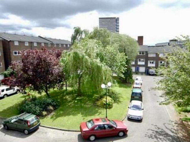 4 bedroom terraced house for rent in Capstan Square, London, E14