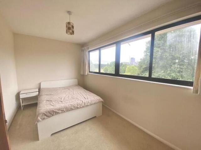 4 bedroom terraced house for rent in Cardinal Close, Caversham, RG4