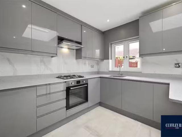 4 bedroom terraced house for rent in Carlyon Close, Wembley, M.