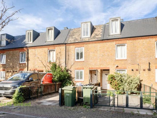 4 bedroom terraced house for rent in Charles Barry Close, London, SW4