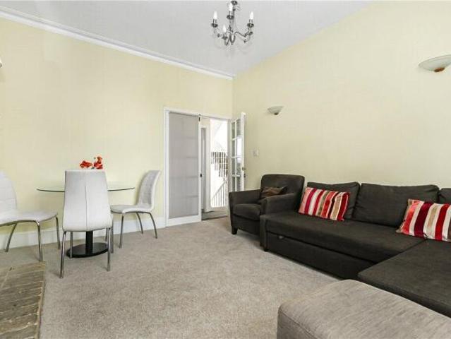 4 bedroom terraced house for rent in Chiswick High Road, London, W4