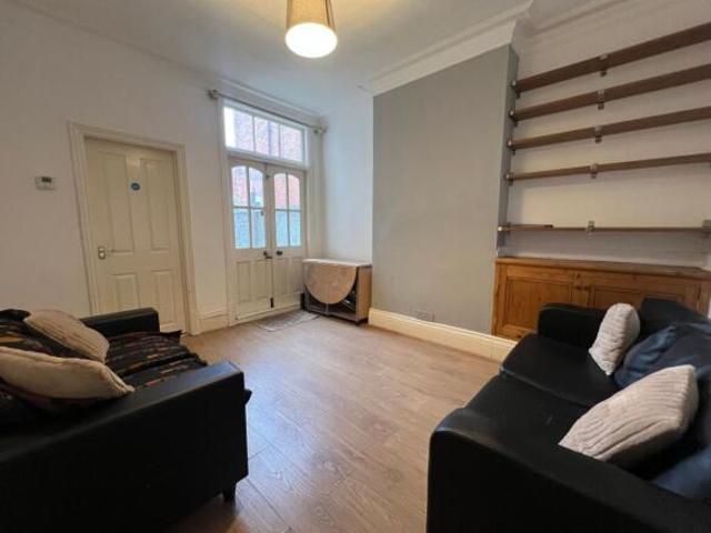 4 bedroom terraced house for rent in Clarendon Park Road, Leicester, LE2