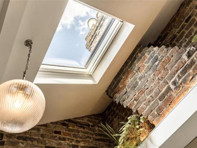 4 bedroom terraced house for rent in Cricketfield Road, Hackney, London, E5