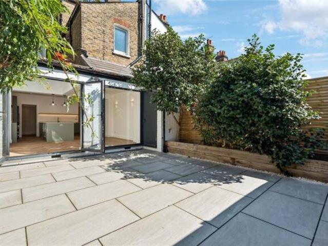 4 bedroom terraced house for rent in Culmstock Road, SW11