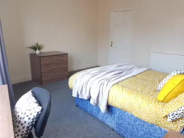 4 bedroom terraced house for rent in Albany Road, Kensington.