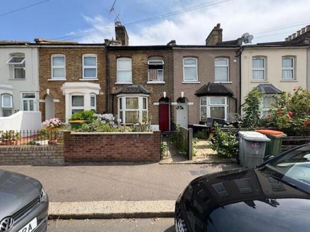 4 bedroom terraced house for rent in Albert Square, Stratford, London E15