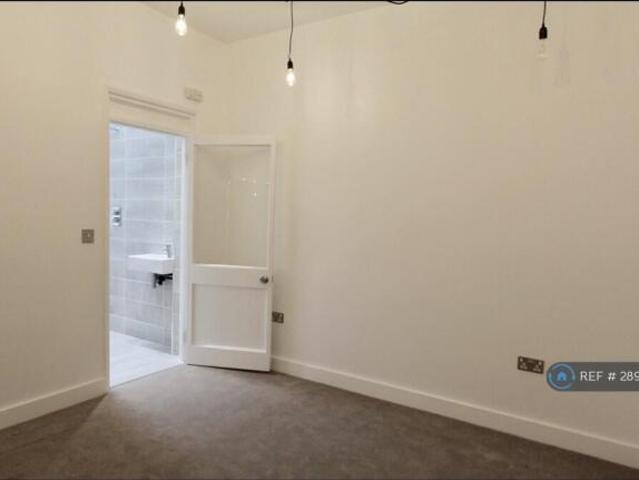 4 bedroom terraced house for rent in Arnold Road, London, N15