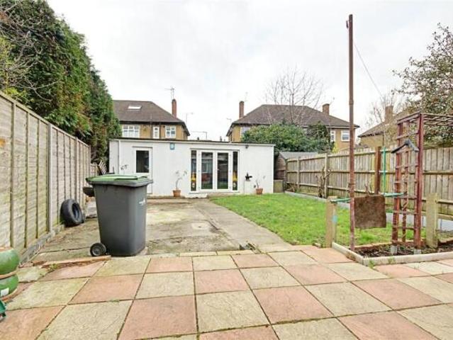 4 bedroom terraced house for rent in Ashford Crescent, Enfield, EN3
