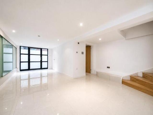 4 bedroom terraced house for rent in Bovingdon Road, Fulham, SW6