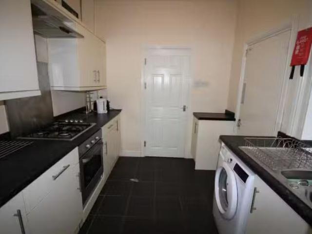 4 bedroom terraced house for rent in Bolingbroke Road, Stoke.
