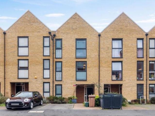 4 bedroom terraced house for rent in Bathurst Square, London, N15
