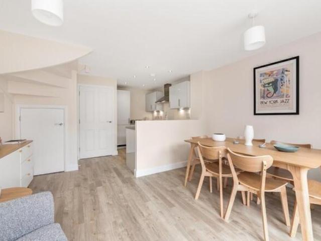 4 bedroom terraced house for rent in Bearsden Avenue, Cambridge, Cambridgeshire, CB3