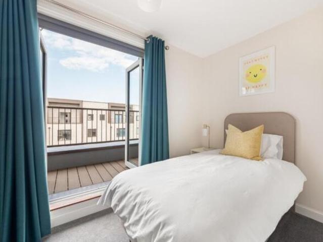 4 bedroom terraced house for rent in Bearsden Avenue, Cambridge, Cambridgeshire, CB3