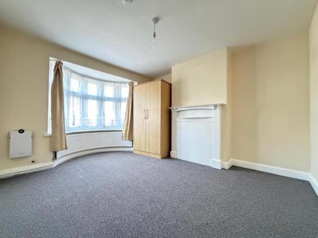 4 bedroom terraced house for rent in Berkeley Avenue, Hounslow, Middlesex, TW4