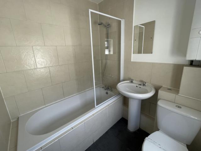 4 bedroom terraced house for rent in Bills Inclusive 4 Bedroom House, 2 bath, LN5