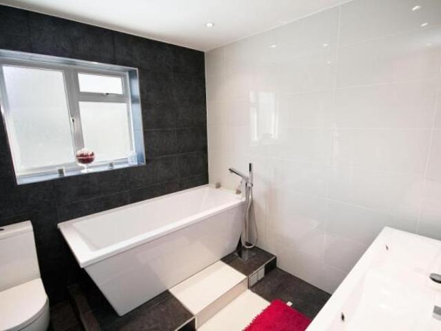 4 bedroom detached house for rent in Blythwood Road, Pinner, HA5