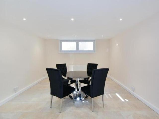 4 bedroom terraced house for rent in Blondin Street, London, E3