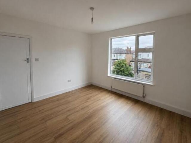 4 bedroom terraced house for rent in Branksome AVenue, Edmonton N18