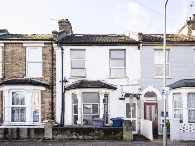 4 bedroom terraced house for rent in Brent View Road, Hendon, London, NW9