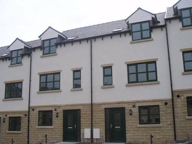 4 bedroom terraced house for rent in Briar Close Buxton Derbyshire SK17