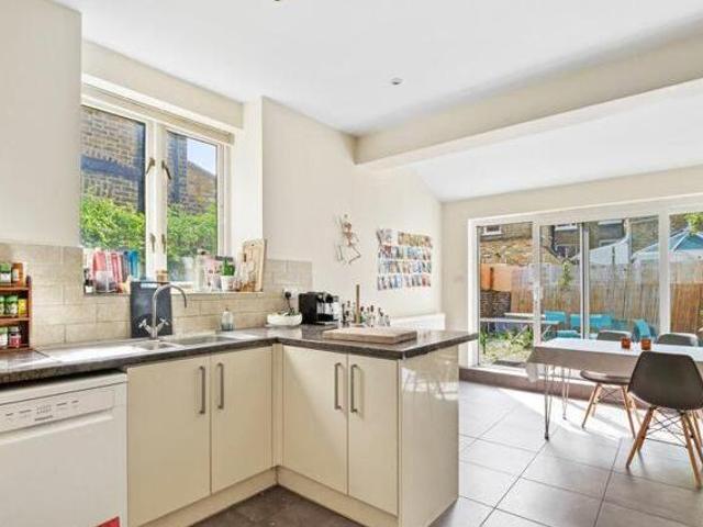 4 Bedroom Terraced House For Rent In Bright 4 Bedroom, 3 Bathroom House Sedlescombe Road