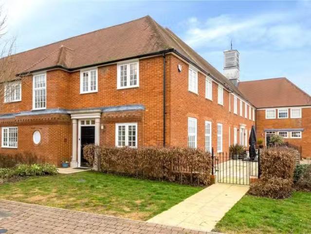 4 bedroom terraced house for rent in Burnham Square, Upper Fro.