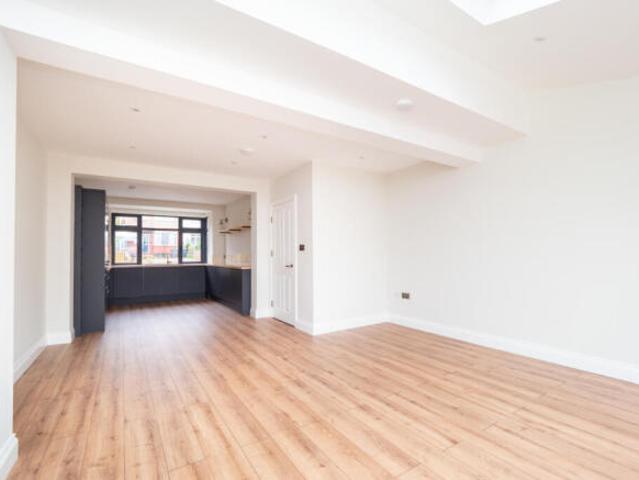 4 bedroom terraced house for rent in Garth Close, Morden, SM4