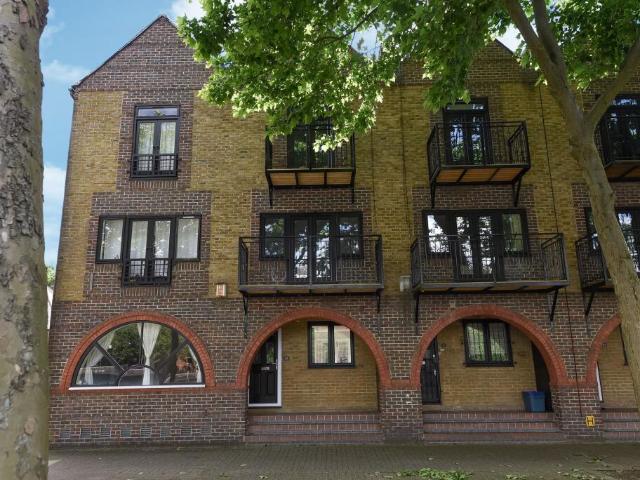 4 bedroom terraced house for rent in Greenland Quay, Surrey Quays SE16