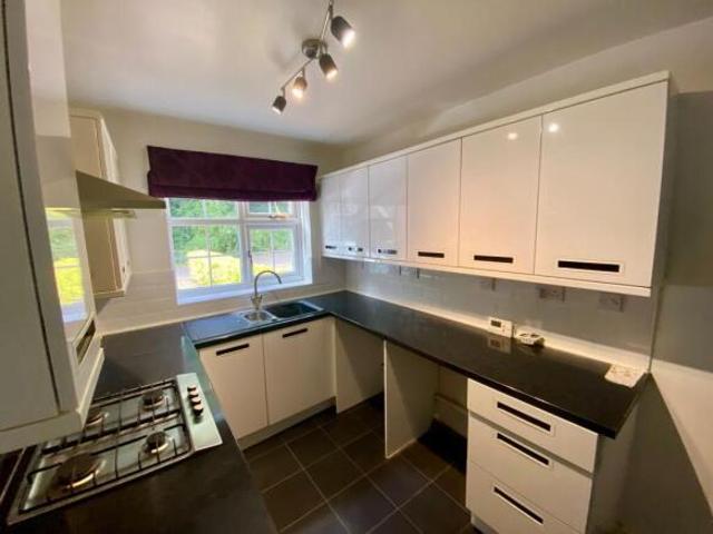 4 bedroom terraced house for rent in Grove Park Road, Woodside, LU1