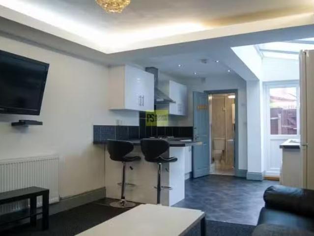 4 bedroom terraced house for rent in Dogpool Lane, Stirchley.