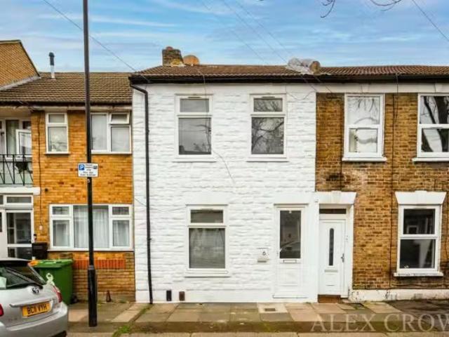 4 bedroom terraced house for rent in Davis Street, Plaistow, E13