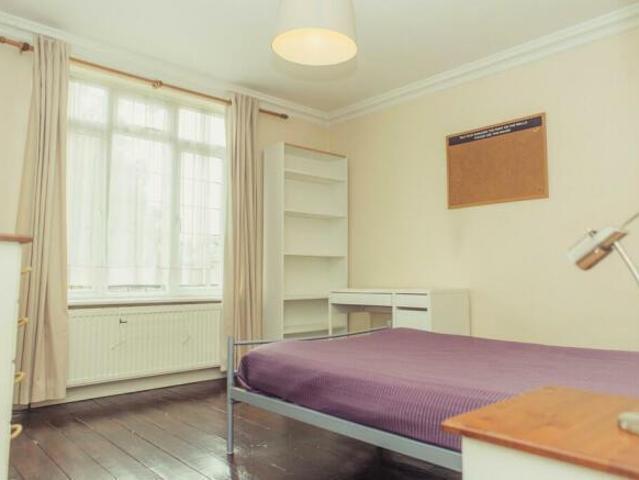 4 bedroom terraced house for rent in Denzil Road, Guildford, GU2