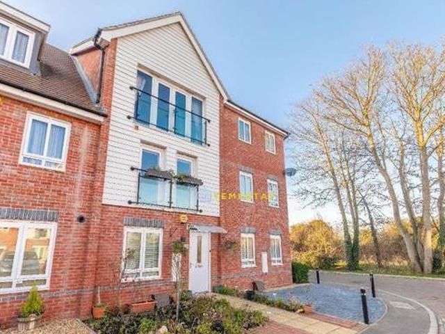 4 bedroom terraced house for rent in Edgeworth Close Langley SL3 7FS SL3