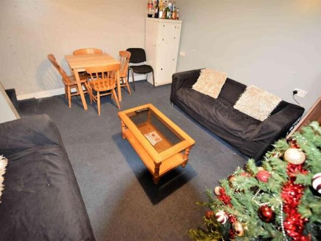 4 bedroom terraced house for rent in Elizabeth Street, Hyde Park, Leeds, LS6
