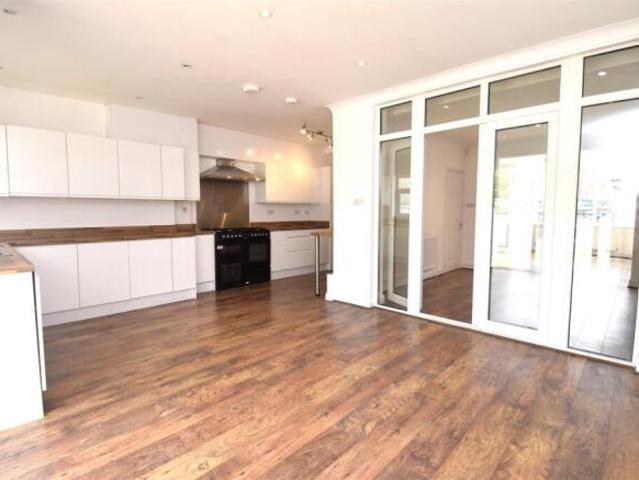 4 bedroom terraced house for rent in Evelyn Avenue, London, NW9