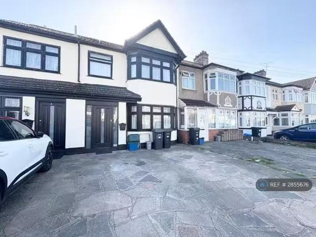 4 bedroom terraced house for rent in Evesham Way, Ilford, IG5