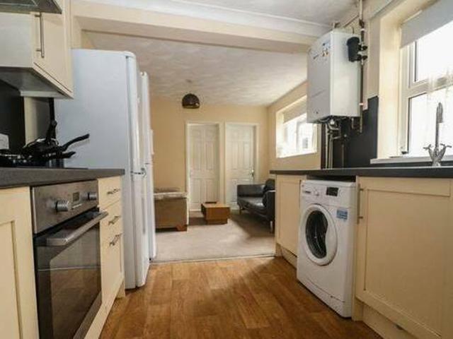 4 bedroom terraced house for rent in Four Double Bedroom Two Bathrooms Student Sharers Property 2