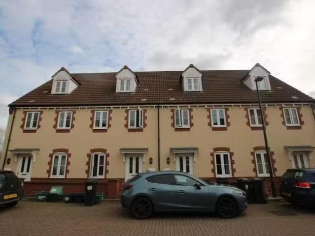 4 bedroom terraced house for rent in Foxglove Close Stoke Gi.
