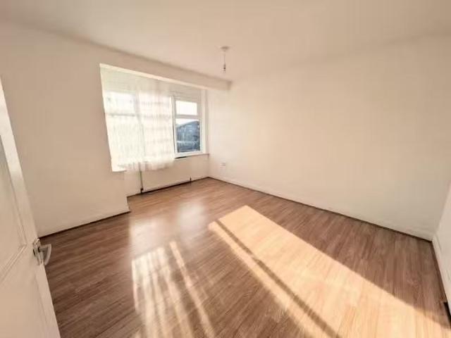 4 bedroom terraced house for rent in Forest Road, Ilford, Esin.