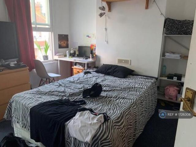 4 bedroom terraced house for rent in Fentons Avenue, London, E13