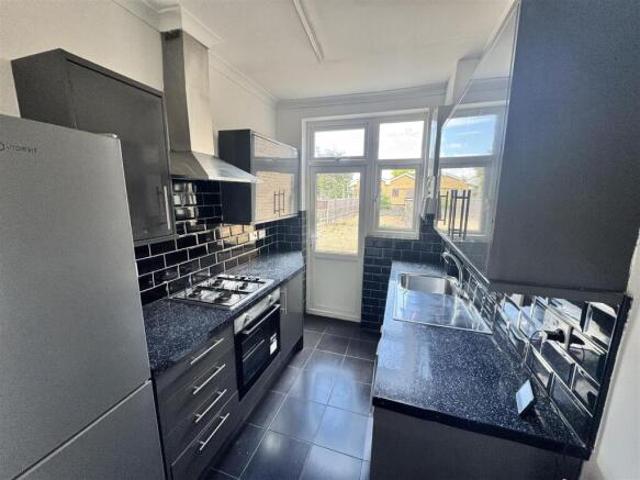 4 bedroom terraced house for rent in Fishponds Road, Tooting Bec, SW17