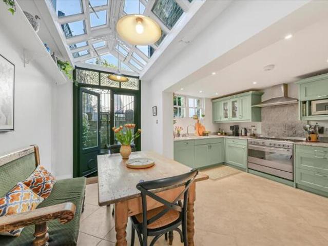4 bedroom terraced house for rent in Flask Walk, Hampstead NW3