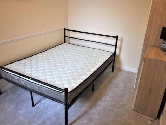 3 bedroom terraced house for rent in Fully furnished 3 bedroom house to rent, Groves Street, Rodbourne, SN2