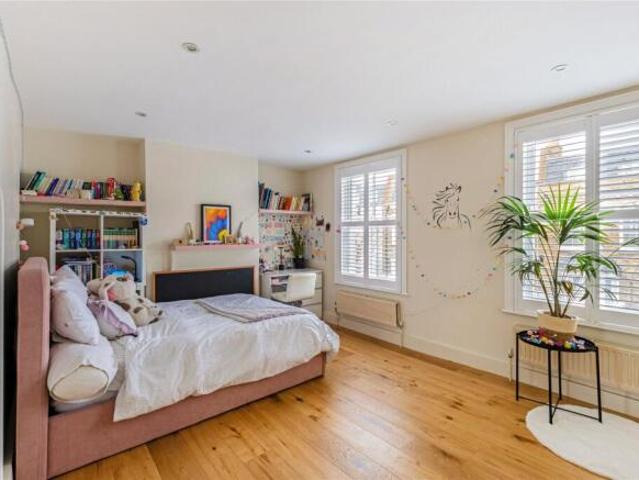 4 bedroom terraced house for rent in Knowsley Road, London, SW11