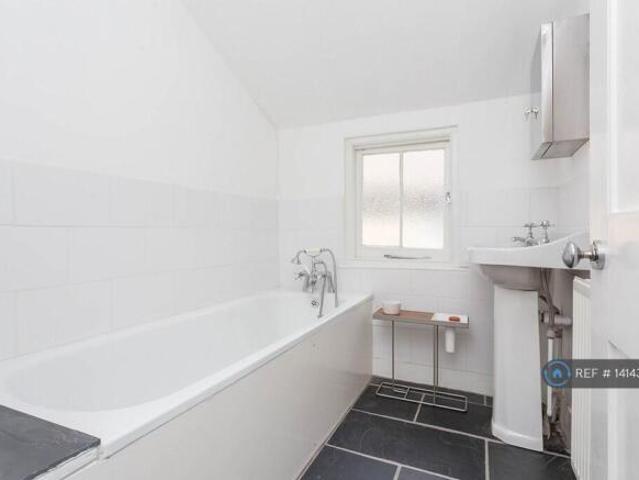 4 bedroom terraced house for rent in Kildoran Road, London, SW2